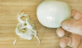 Cebula w piórka - najprostszy sposób aby pokroić ją szybko i prosto